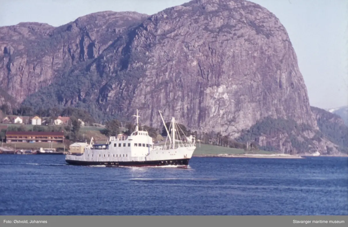 MS "Sjernarøy" utenfor Forsand i Rogaland fylke. Fjellet Uburen i ...