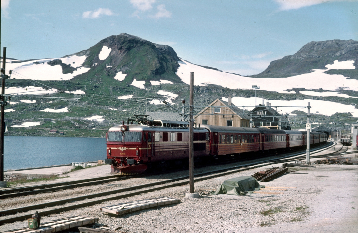 Bergensbanen. Daghurtigtog 602 (Bergen - Oslo Ø) på Finse stasjon. NSB ...