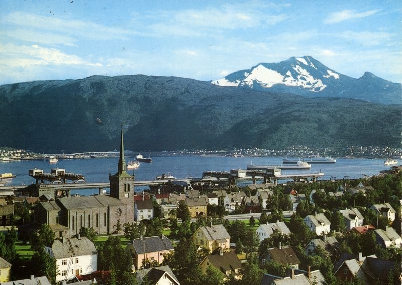 Narvik. Parti fra byen medm Kirken. I bakgrunnen "Den sovende Dronning ...