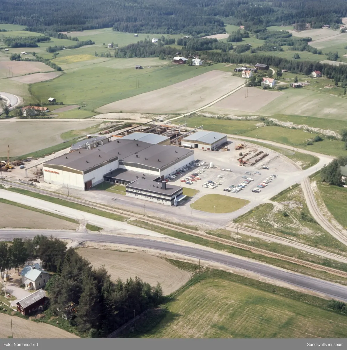 Flygfoton över Mohögs mekaniska verkstad i Töva. - Sundsvalls museum ...