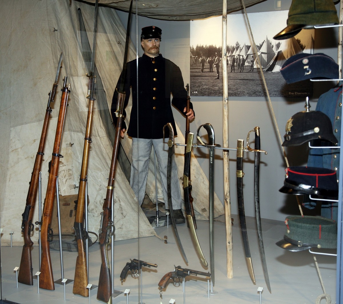 Fra sverd til stridsvogn - Glomdalsmuseet