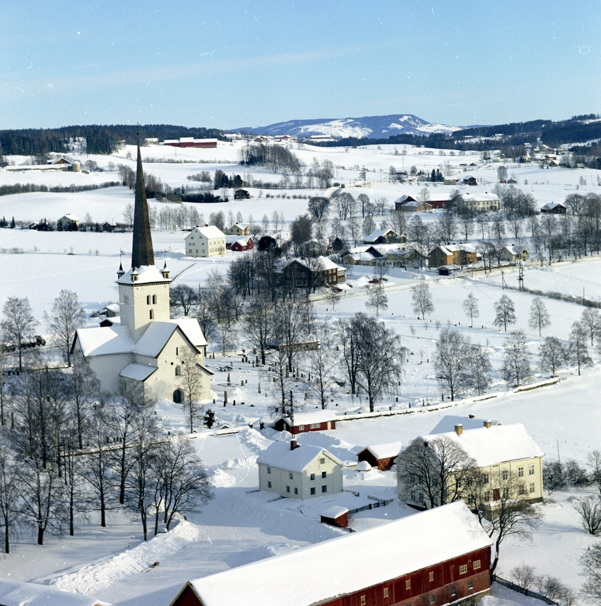 Ringsaker kirke og prestegard, flyfoto 1962, vinterlandskap Ringsaker ...