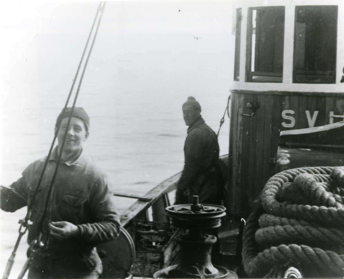 Rolf Eilertsen og Arne Eilertsen ombord på M/K "SVINØY." Kongsfjord i ...