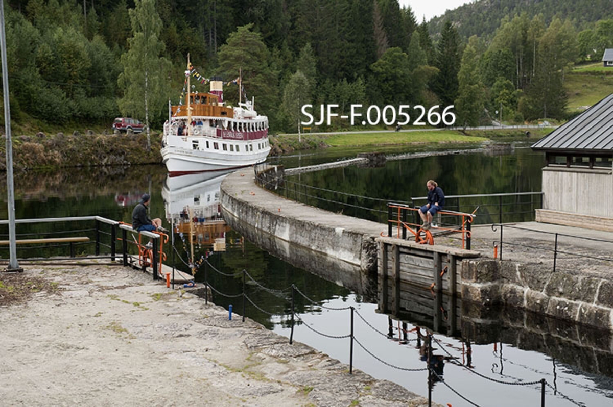 Turistbåten «Henrik Ibsen» på veg mot Kjeldal sluse i Bandak-Norsjø ...