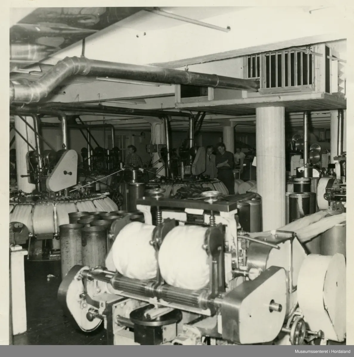 Maskiner i produksjonslokala til Dale Fabrikker, arbeidarar i ...