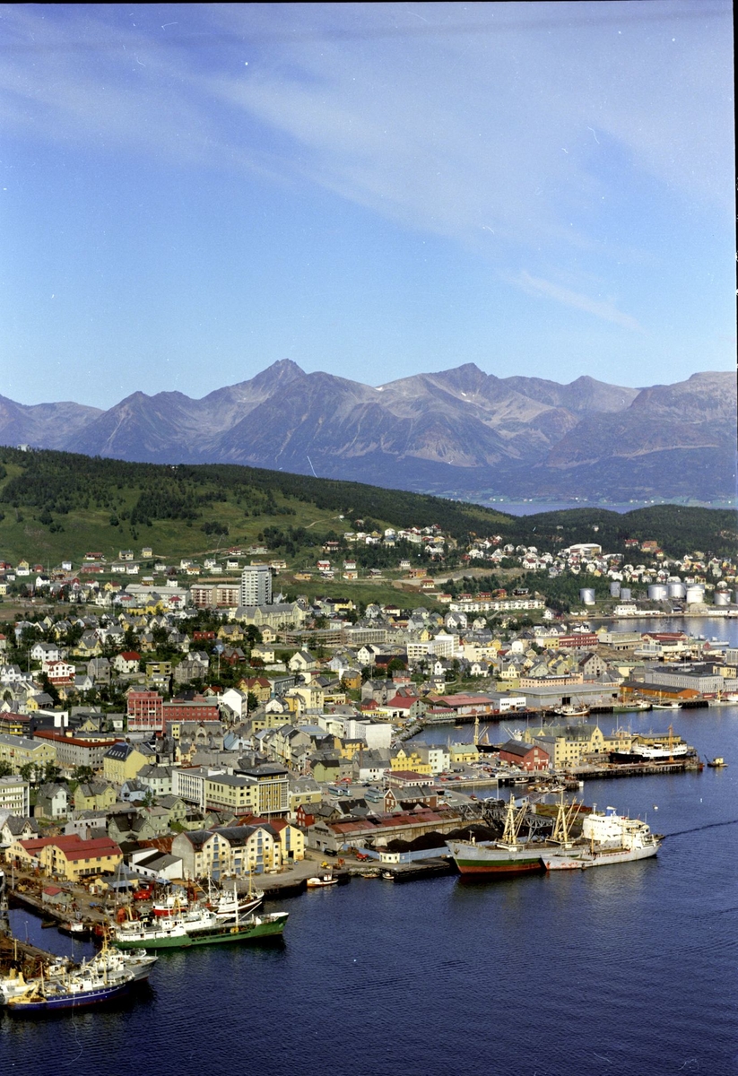 Flyfoto av Harstad Sentrum, med Trondenes i bakgrunnen. - Sør-Troms ...