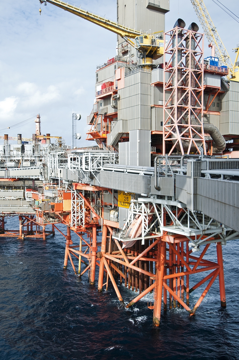 Valhall IP - injection platform nærmest kamera med Valhall WP ...