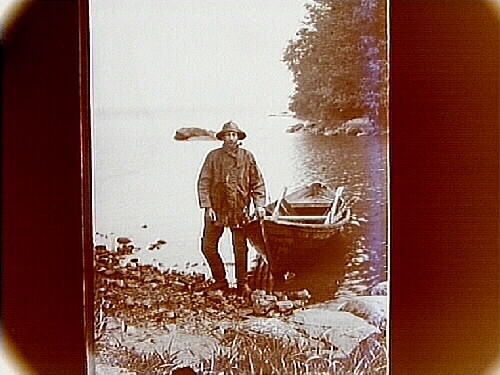 Man med hjälmarsnipa. Axel Karlsson - Örebro läns museum / DigitaltMuseum