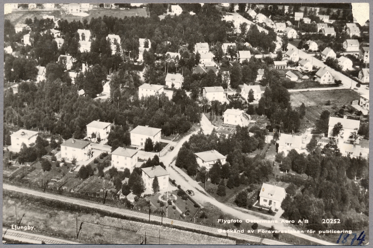 Flygfoto över Ljungby. - Järnvägsmuseet / DigitaltMuseum