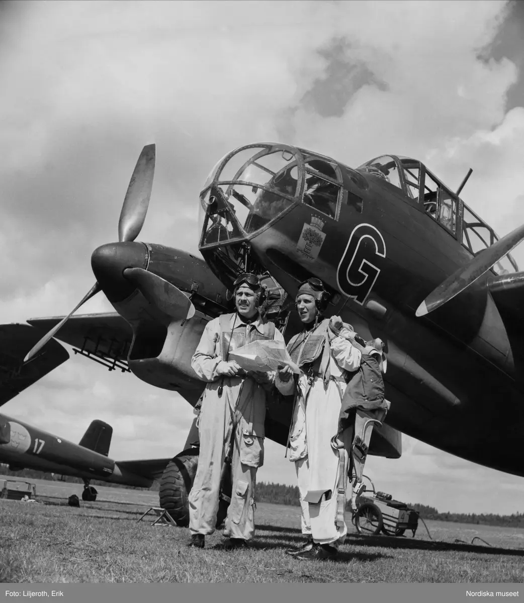 Två flygare framför ett bombflygplan av typen Saab B18 på det gamla ...